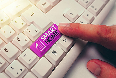 该向导通过计算机设置智能家居控制他的手中是一台笔记本电脑带自动和继电器的背景屏高清图片下载-正版图片503491798-摄图网