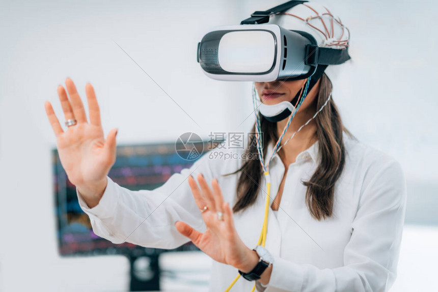 在神经科学研究实验室进行脑波EEG实验使用VR或虚拟真实戈高清图片下载-正版图片504484591-摄图网