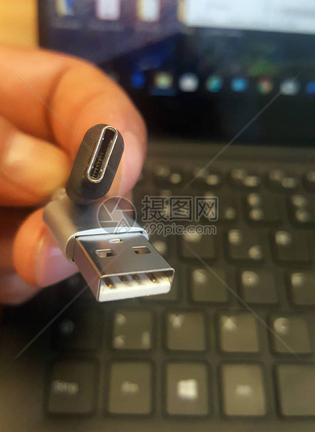男手握着一个usbc和我们30的连接高清图片下载-正版图片504490049-摄图网