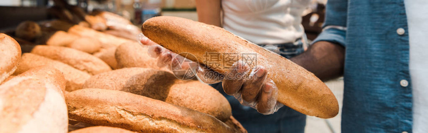 美籍非洲男子在女人附近拿着面包高清图片下载-正版图片504493422-摄图网