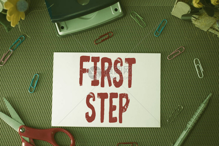 手写文本第一步概念照片与某个过程的开始或开始剪刀和书写设备以及纹理背景上高清图片下载-正版图片504497930-摄图网