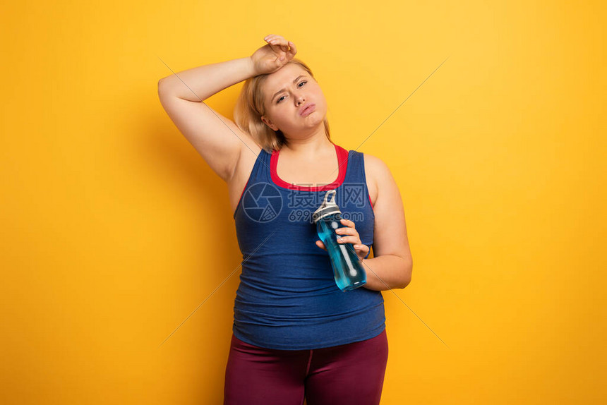 胖女孩在家里做健身房高清图片下载 正版图片504501743 摄图网