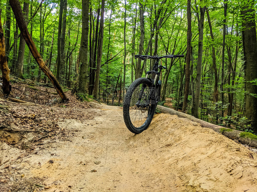 春季时骑着MTB自高清图片下载-正版图片504502544-摄图网
