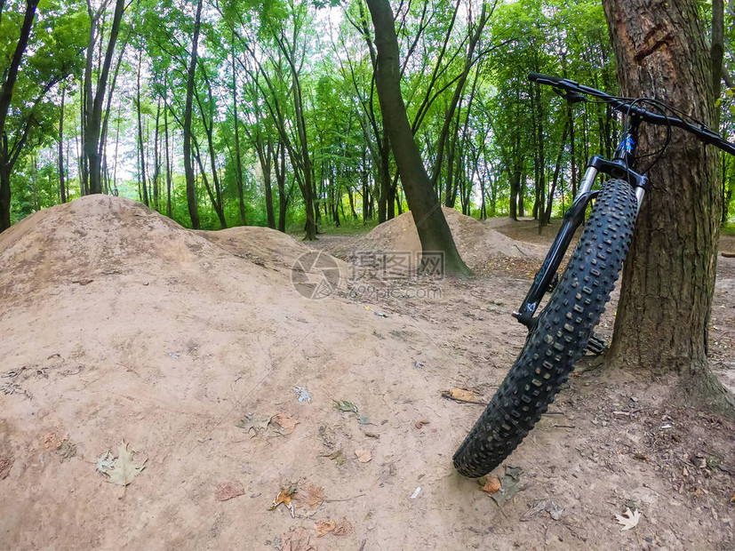 MTB秋季在小高清图片下载-正版图片504506970-摄图网