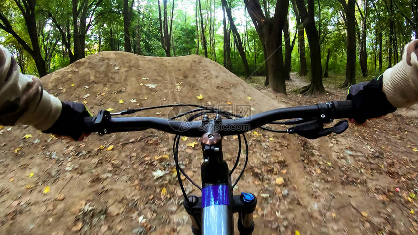 MTB秋季在小高清图片下载-正版图片504507015-摄图网