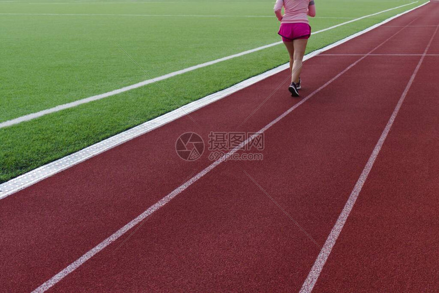 从后面看跑步机上跑步的女人高清图片下载-正版图片504507388-摄图网