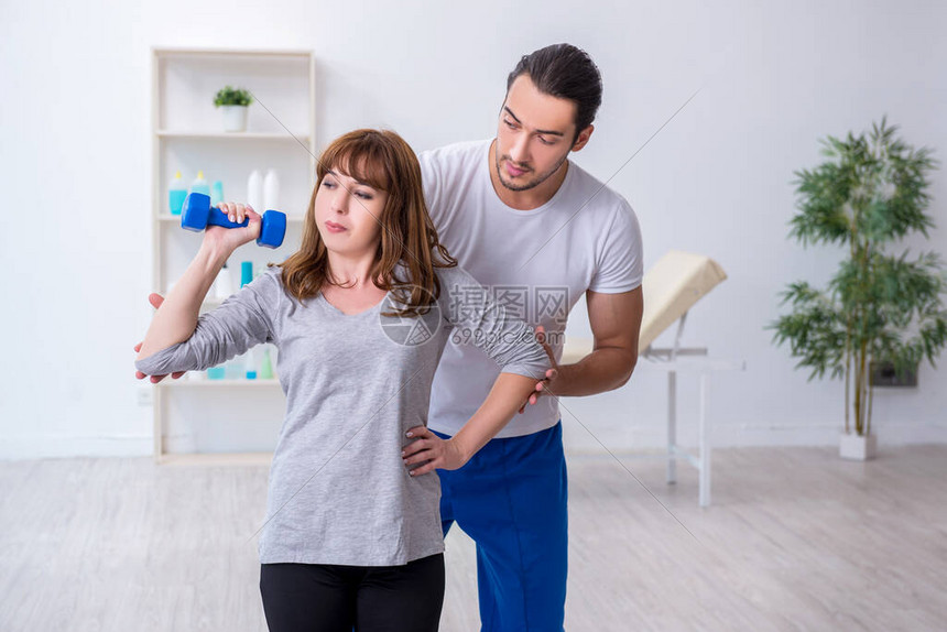 妇女与私人教练一起高清图片下载 正版图片504511134 摄图网