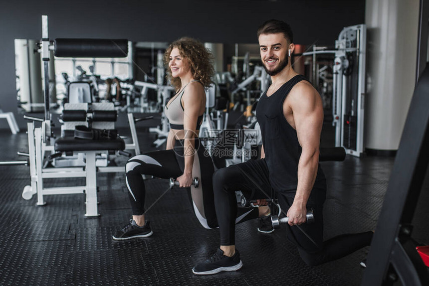 健身团队合作健美和人的概念年轻女和私人教练在健身房高清图片下载-正版图片504511826-摄图网