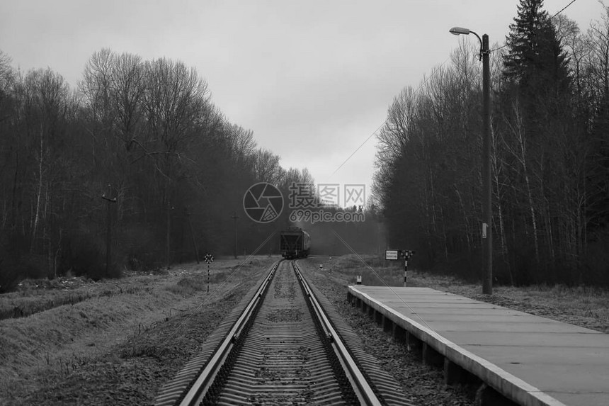 乘坐火车从站出发用黑高清图片下载-正版图片504512606-摄图网