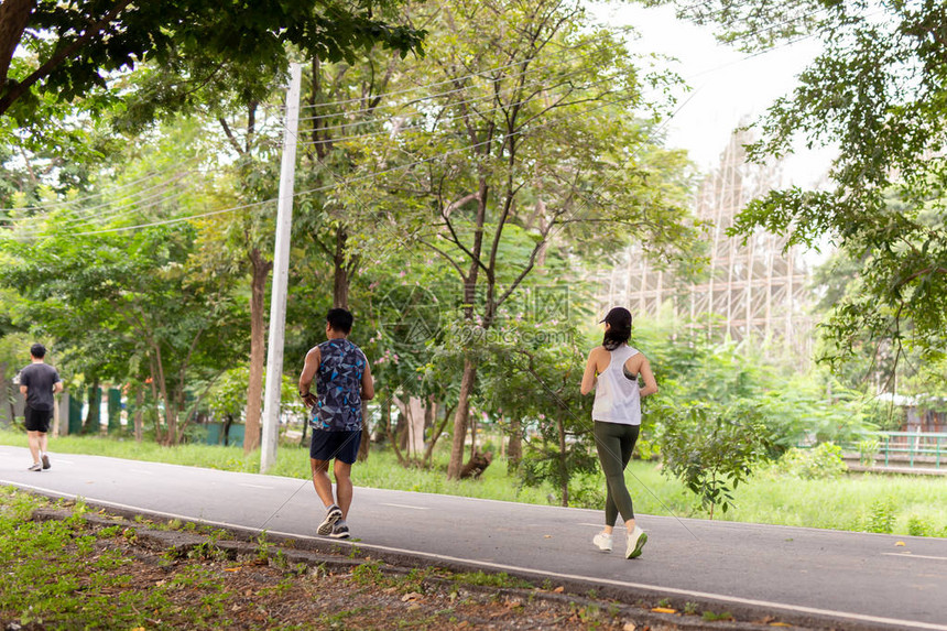 早上在公园的路上奔跑的男女运高清图片下载-正版图片504518751-摄图网