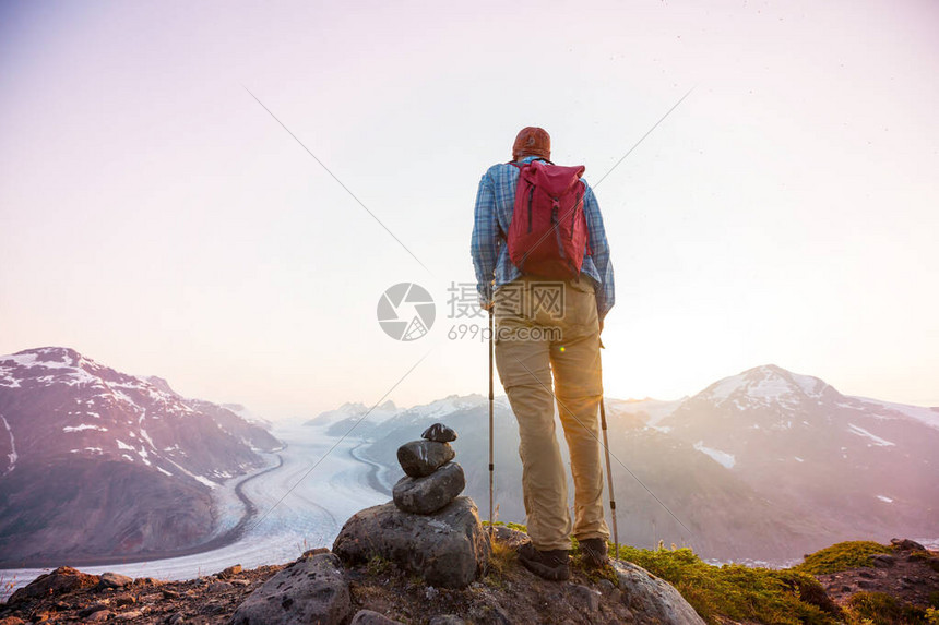 在加拿大山上徒步旅行的人Hike是北美流行的娱乐活动有许多光滑的足高清图片下载-正版图片504524237-摄图网