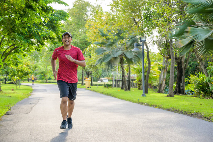 健康跑步者在户外慢跑健身和运动健康的高清图片下载-正版图片504525541-摄图网