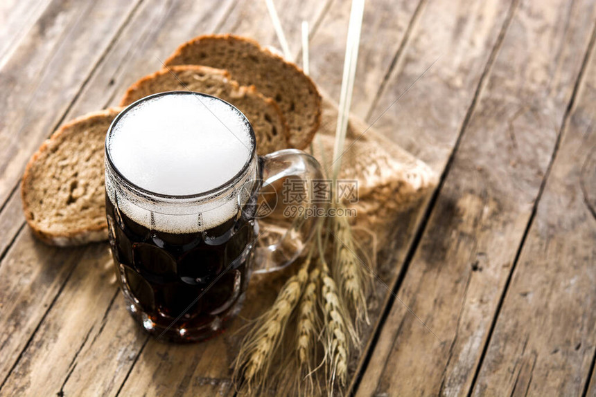 传统kvas啤酒杯木制桌高清图片下载-正版图片504534714-摄图网