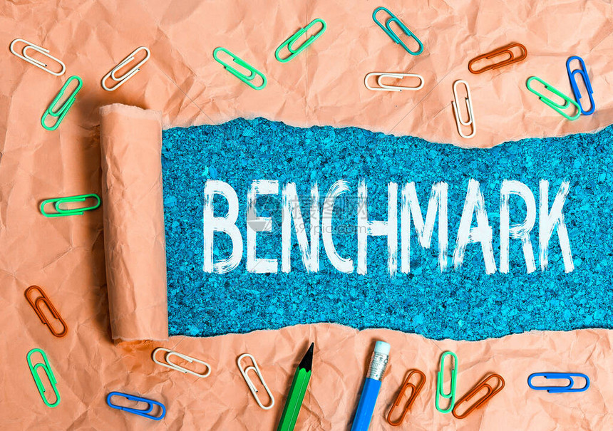 显示Benchmark的文字标志商业照片文字作为衡量其他人的标准的东西滚动撕破的纸板放置在木制经典桌背景之上高清图片下载-正版图片 ...