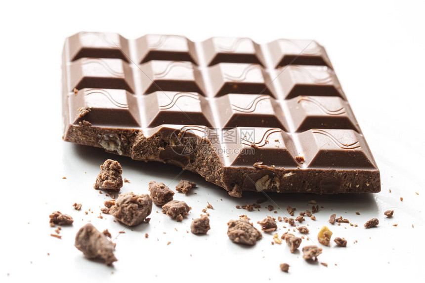 碎的巧克力片白背景上有碎高清图片下载-正版图片504535058-摄图网