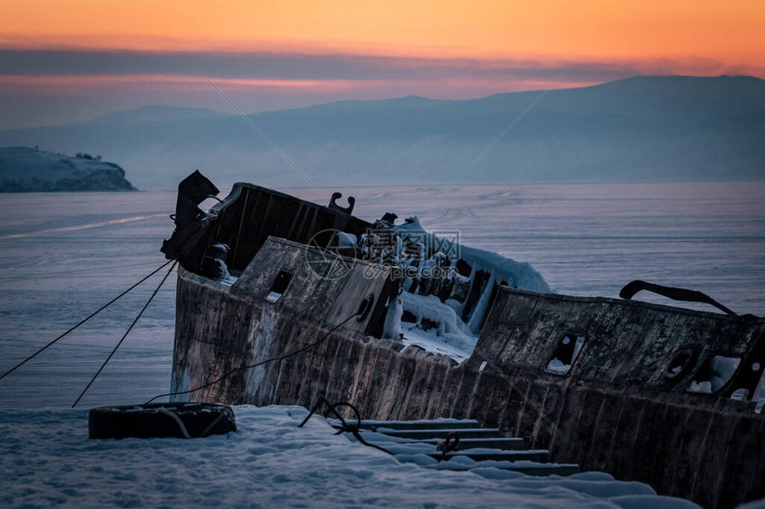 俄罗斯西伯利亚奥尔克洪岛Baikal湖的Khoujir港高清图片下载-正版图片504540322-摄图网