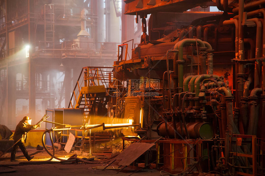 内外老冶金厂的金属结构和建筑物熔化金属的过程钢铁工人在工作冶高清图片下载-正版图片504540898-摄图网
