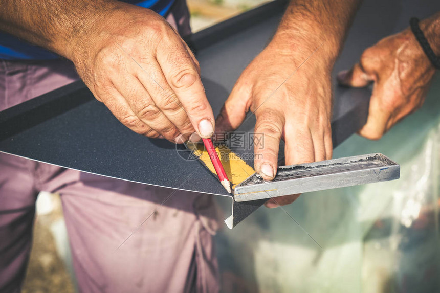 Tinsmith用卷尺标记切割角度高清图片下载-正版图片504541912-摄图网