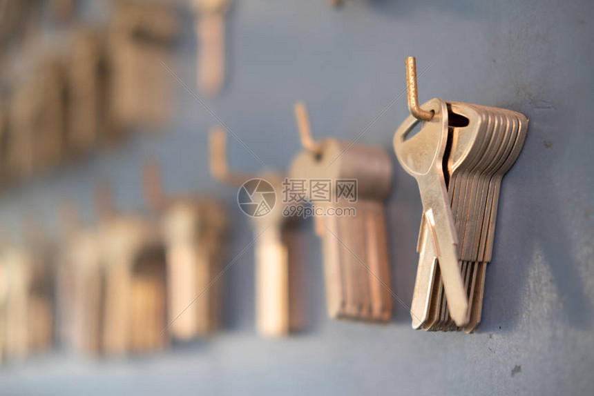 密钥挂在关键制造商店墙上Locksmith高清图片下载-正版图片504544914-摄图网