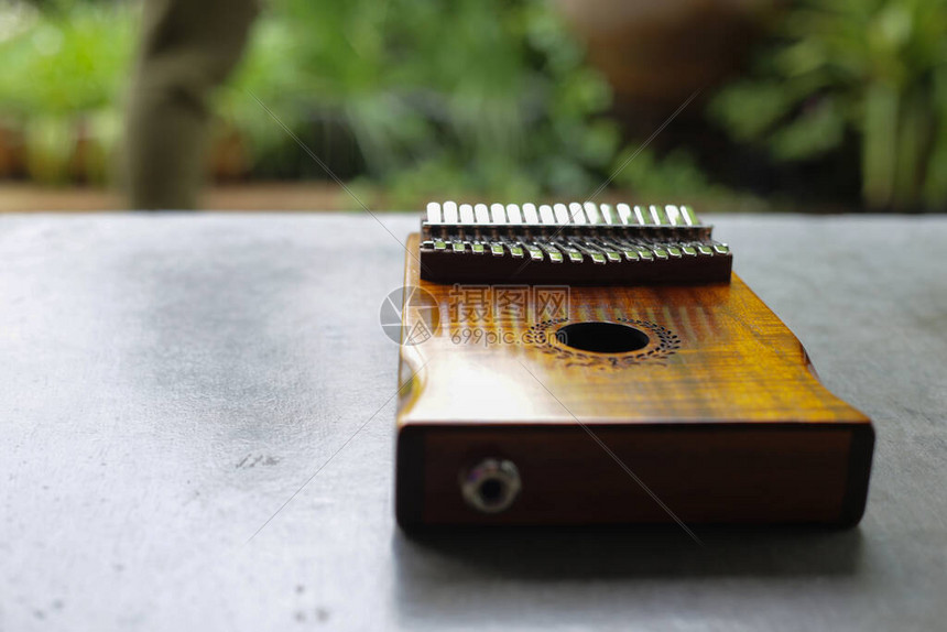 Kalimba或mbira是一种非洲乐器津巴布韦绍纳人的传统乐器卡林巴由木板和金属制成高清图片下载-正版图片504546756-摄图网