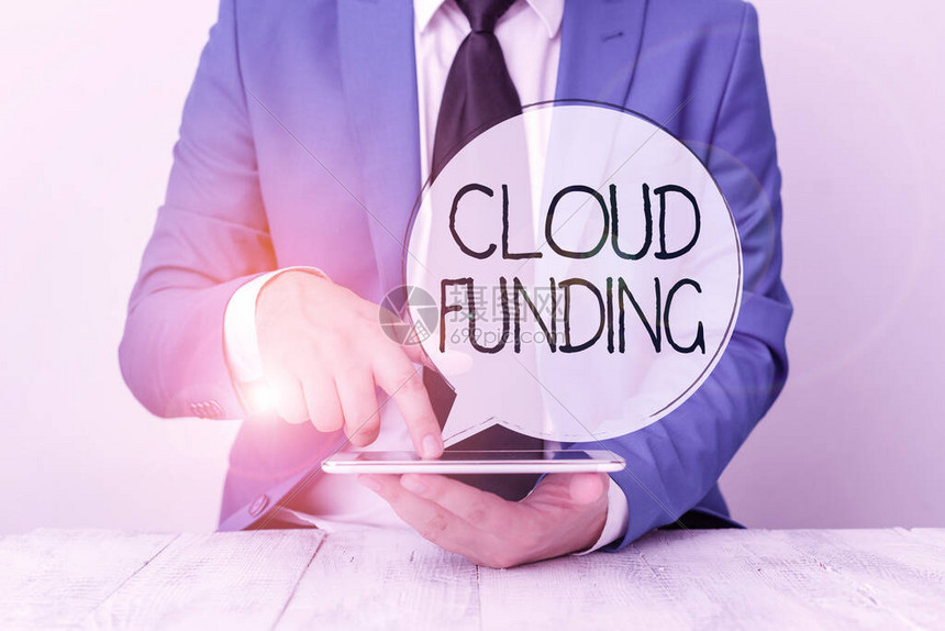 概念照片Financiers将社交网络与项目筹款企业兼手指向他面前的商人相结合financisers高清图片下载-正版图片504550715-摄图网