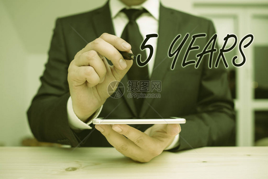 显示5年的文字符号商业照片展示为特定目的收集或生产金钱的行为男穿正装展示使用高高清图片下载-正版图片504551429-摄图网
