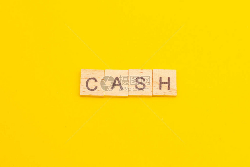 用黄色背景的木制立方体做的CASH高清图片下载-正版图片504563979-摄图网