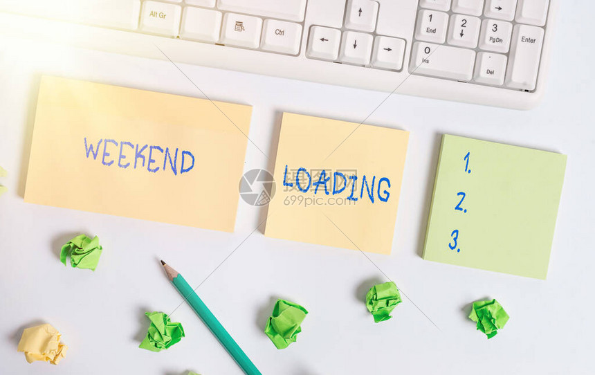 显示周末加载的书写笔记开始星期五派对的商业概念放松快乐的时间休息假期平铺在空白复制空间便笺之上高清图片下载-正版图片504575423-摄图网