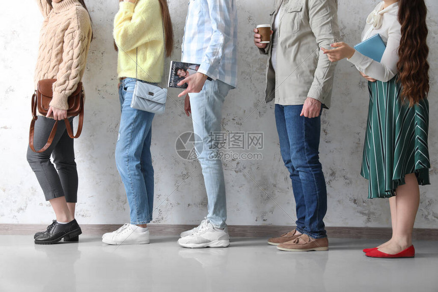 人们在室内排队等候高清图片下载-正版图片504576331-摄图网