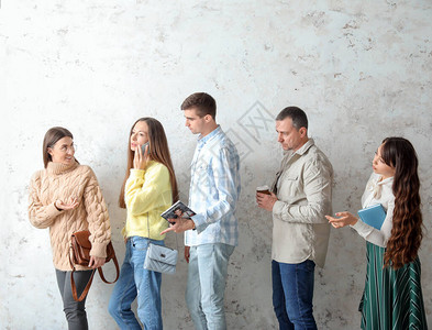 人们在室内排队等候高清图片下载-正版图片504576331-摄图网