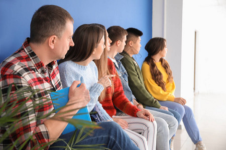 人们在室内排队等候高清图片下载-正版图片504586359-摄图网