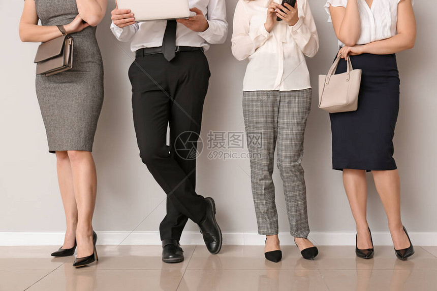 在室内排队等候的商务人士高清图片下载-正版图片504576543-摄图网