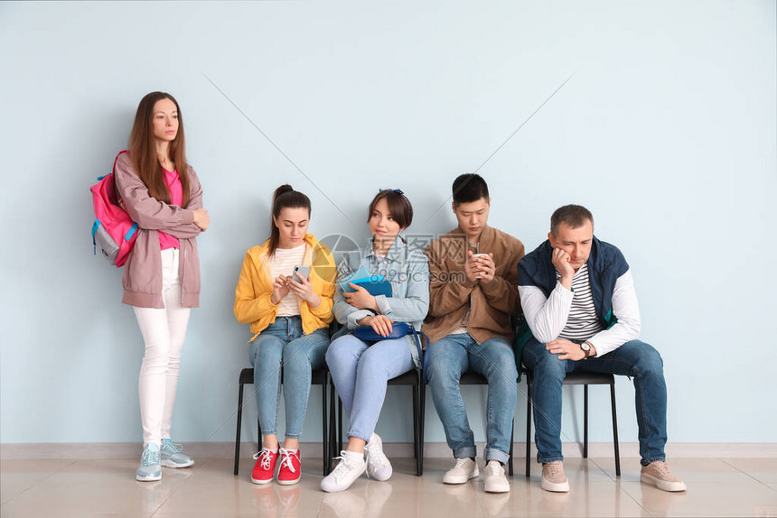 人们在室内排队等候高清图片下载-正版图片504576547-摄图网