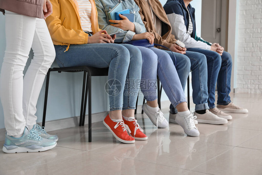 人们在室内排队等候高清图片下载-正版图片504576611-摄图网