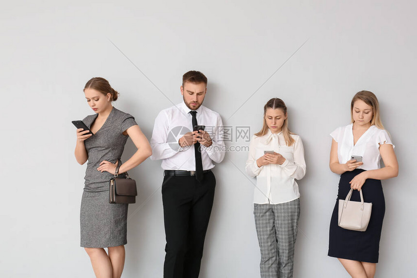 在室内排队等候的商务人士高清图片下载-正版图片504576649-摄图网