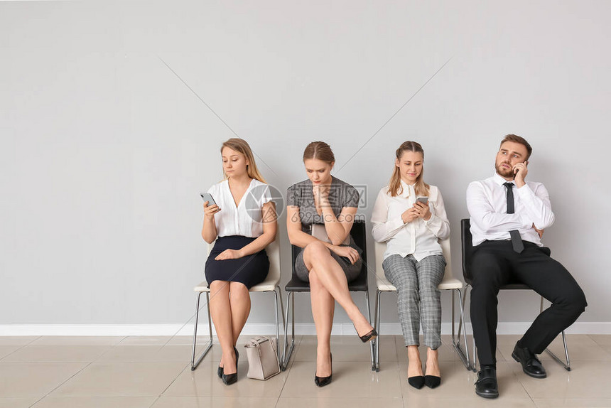 在室内排队等候的商务人士高清图片下载-正版图片504576705-摄图网