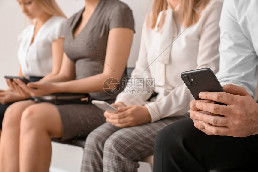 在室内排队等候的商务人士高清图片下载-正版图片504576800-摄图网
