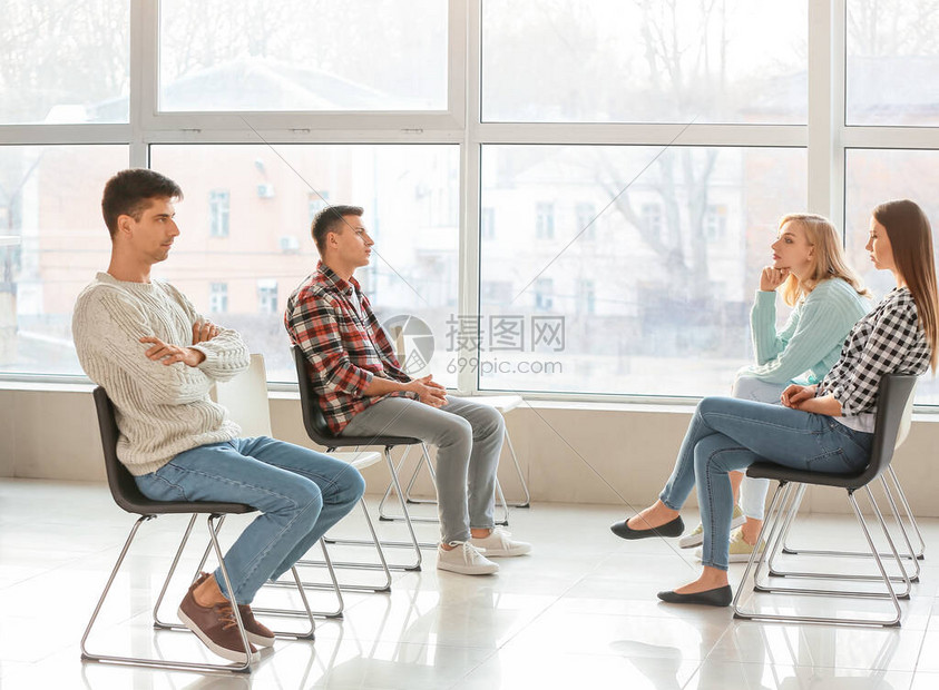 在室内排队等候的年轻人高清图片下载-正版图片504576823-摄图网