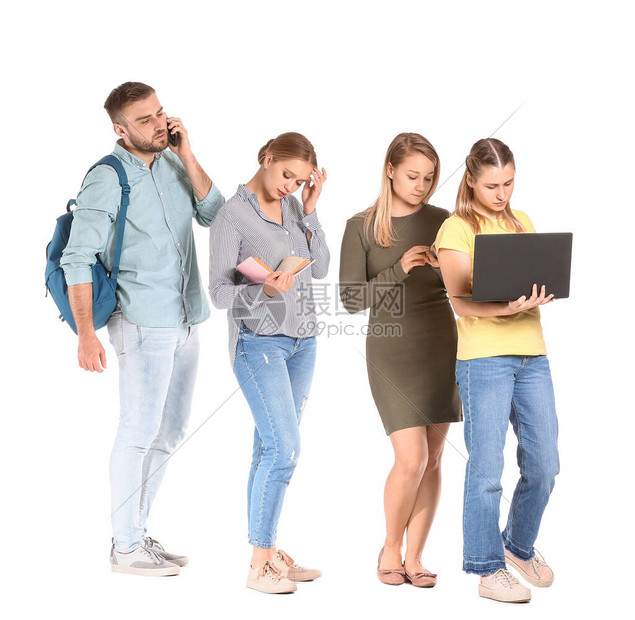 在白色背景上排队等候的人高清图片下载-正版图片504576861-摄图网