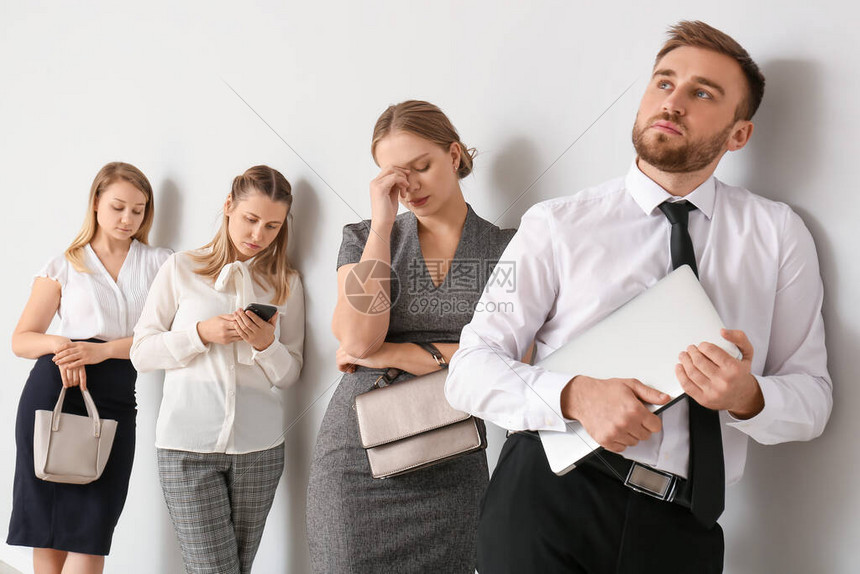 在室内排队等候的商务人士高清图片下载-正版图片504576889-摄图网