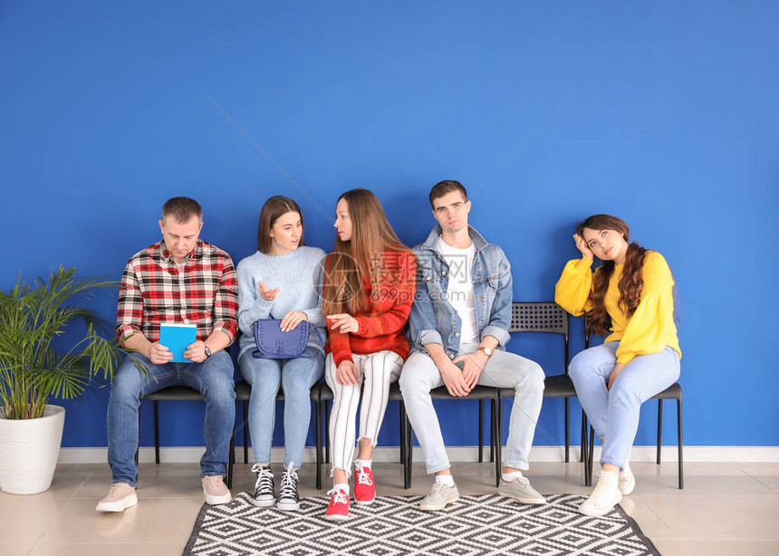 人们在室内排队等候高清图片下载-正版图片504576907-摄图网