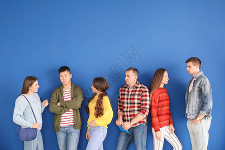 在彩色背景上排队等候的人高清图片下载-正版图片504576928-摄图网