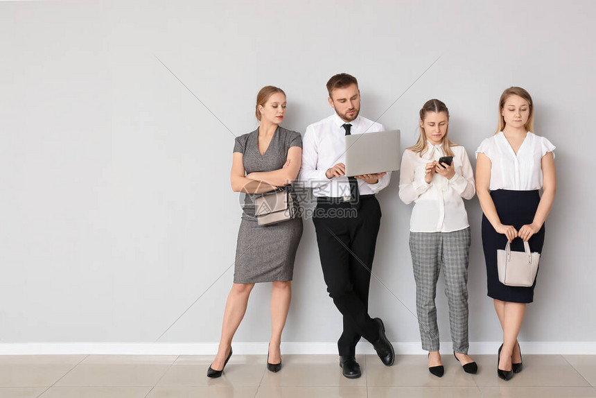 在室内排队等候的商务人士高清图片下载-正版图片504576916-摄图网