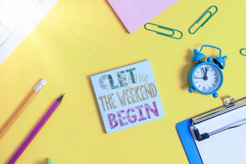 概念手写显示让周末开始概念意味着快乐的星期六欢迎假期让我们享受这一天平铺在白色皱纸上的高清图片下载-正版图片504577167-摄图网