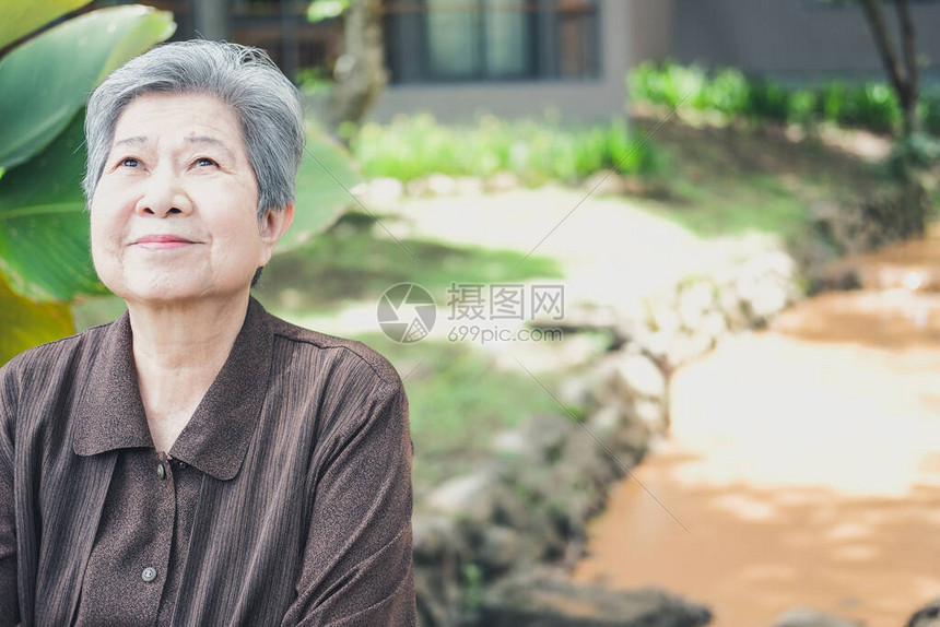 老妇人在花园里休息亚洲老年女在户外放松高级高清图片下载-正版图片504577289-摄图网