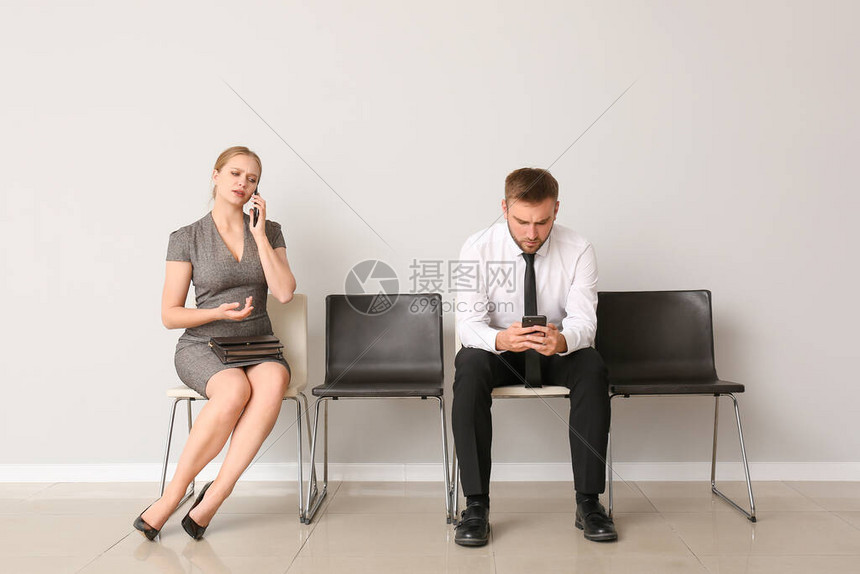 在室内排队等候的商务人士高清图片下载-正版图片504581528-摄图网