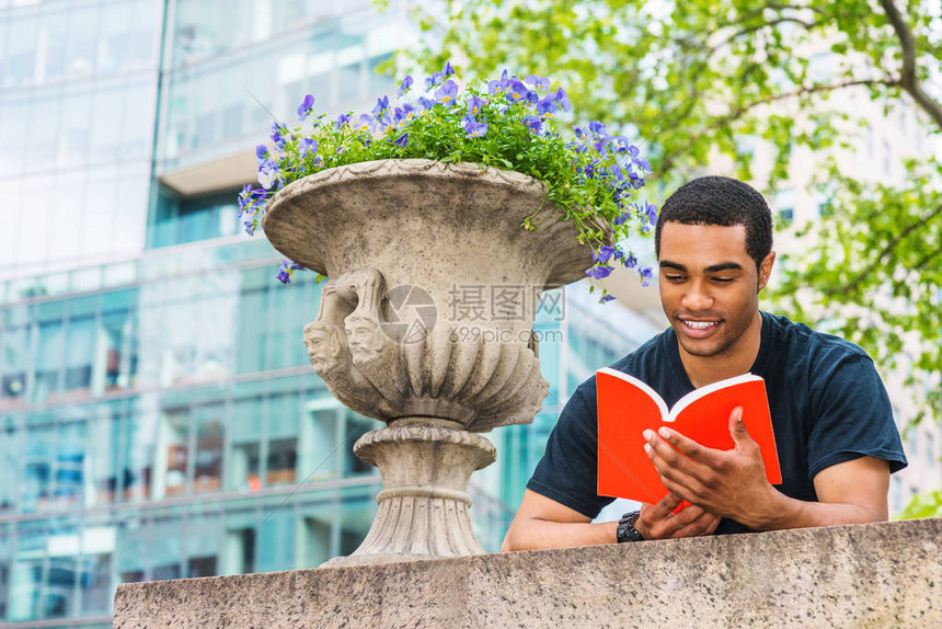 年轻的非洲裔美国人在纽约看书思考放松高清图片下载-正版图片504585504-摄图网