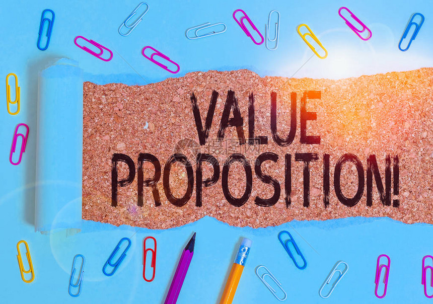 显示价值主张的文本符号商业照片展示功能旨在使公司或产品具有吸引力固定和撕破的纸板放置在木质经高清图片下载-正版图片504594224-摄图网