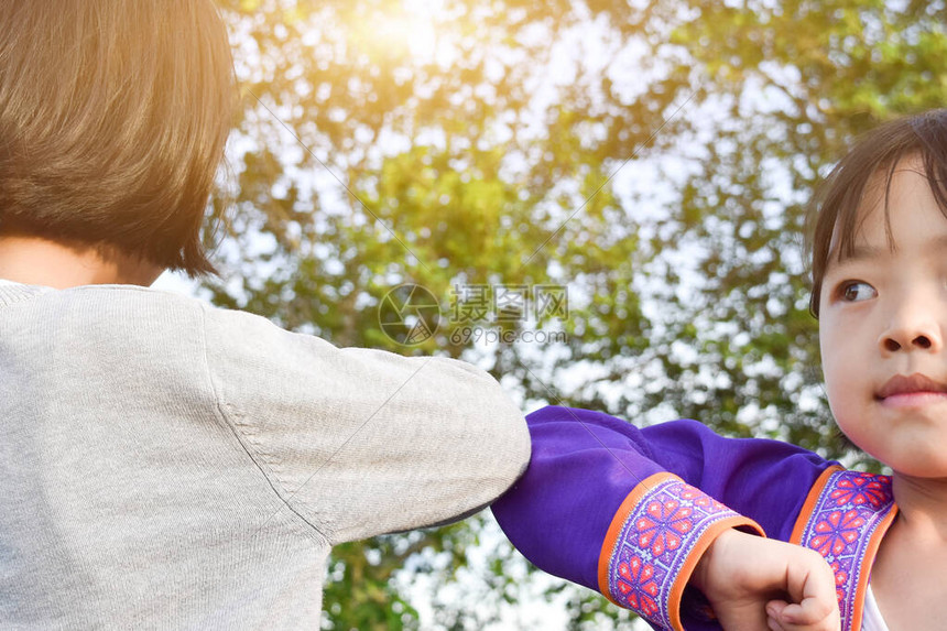 两个孩子用手肘抽打新的问候朋友们为避免冠状的传播而展示高清图片下载-正版图片504602251-摄图网