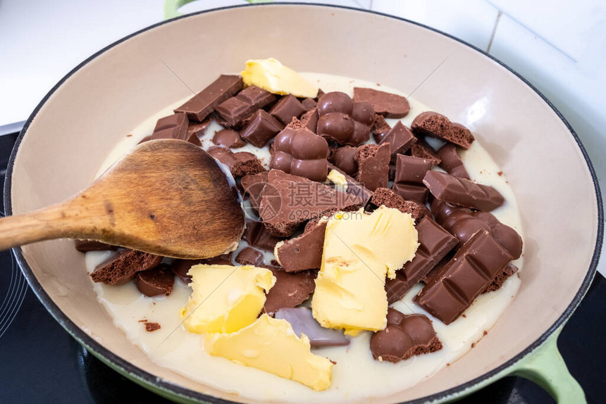 块巧克力碎在一块凝胶牛奶中高清图片下载-正版图片504604158-摄图网
